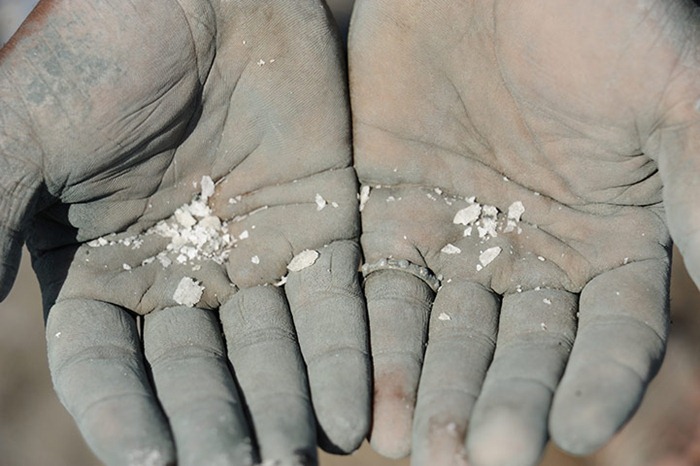 The Salt Miners of Lake Katwe in Uganda | Amusing Planet